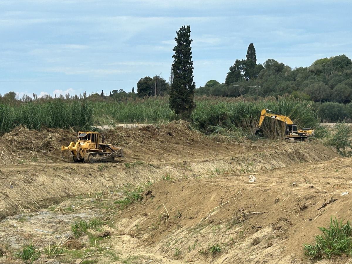 Σε εξέλιξη οι καθαρισμοί και η συντήρηση ποταμών και ρεμάτων της Π.Ε ...