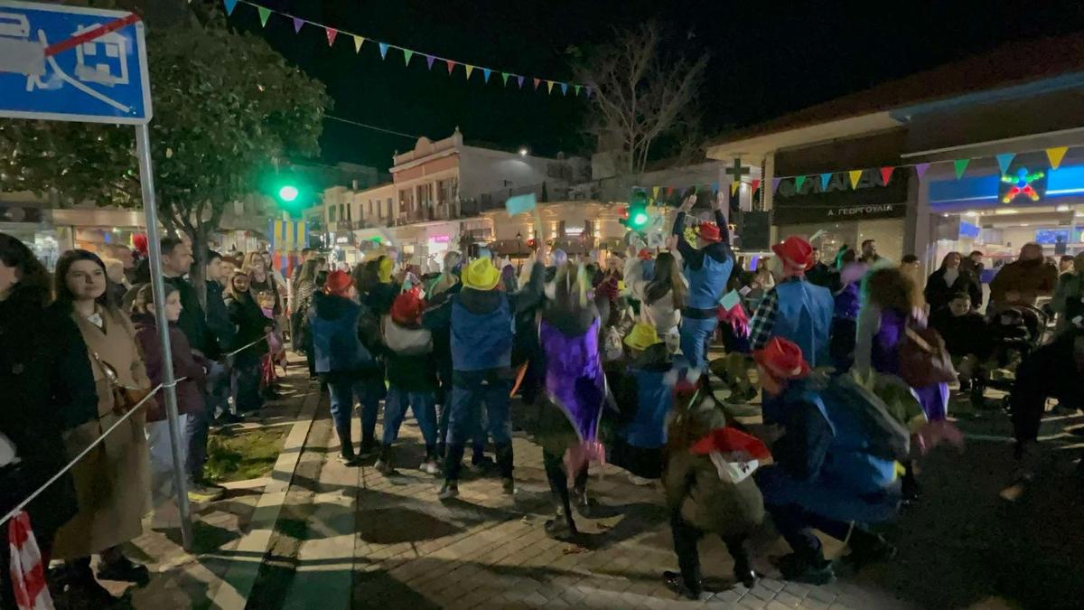 Χαρά και διασκέδαση και στη Νυχτερινή Ποδαράτη Παρέλαση του Καρναβαλιού ...